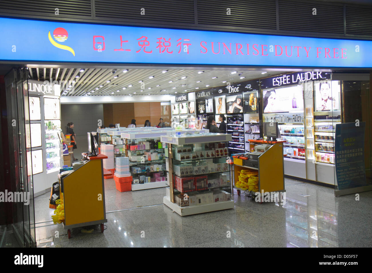 Duty free airport chinese hi-res stock photography and images - Alamy