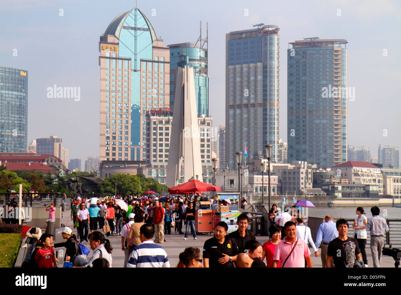 Chinese family on the bund hi-res stock photography and images - Alamy