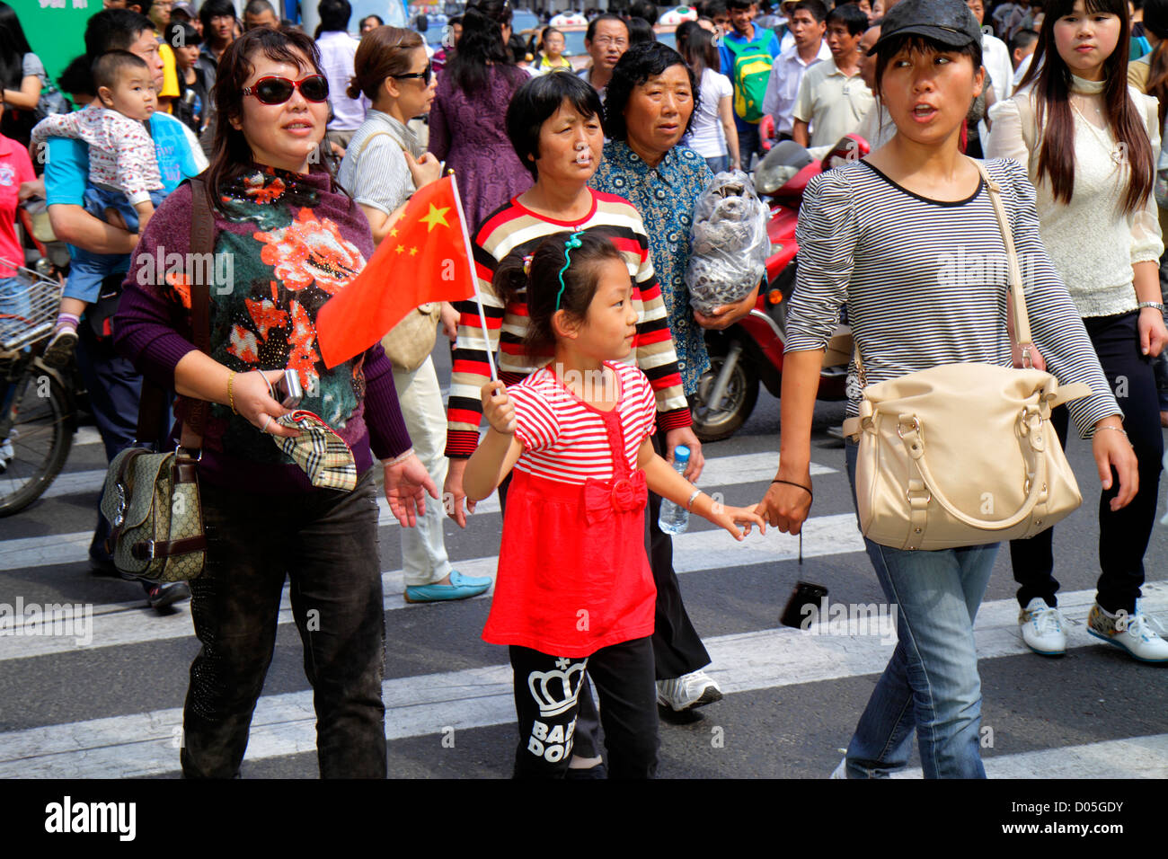 Chinese girls in shanghai street hi-res stock photography and images ...