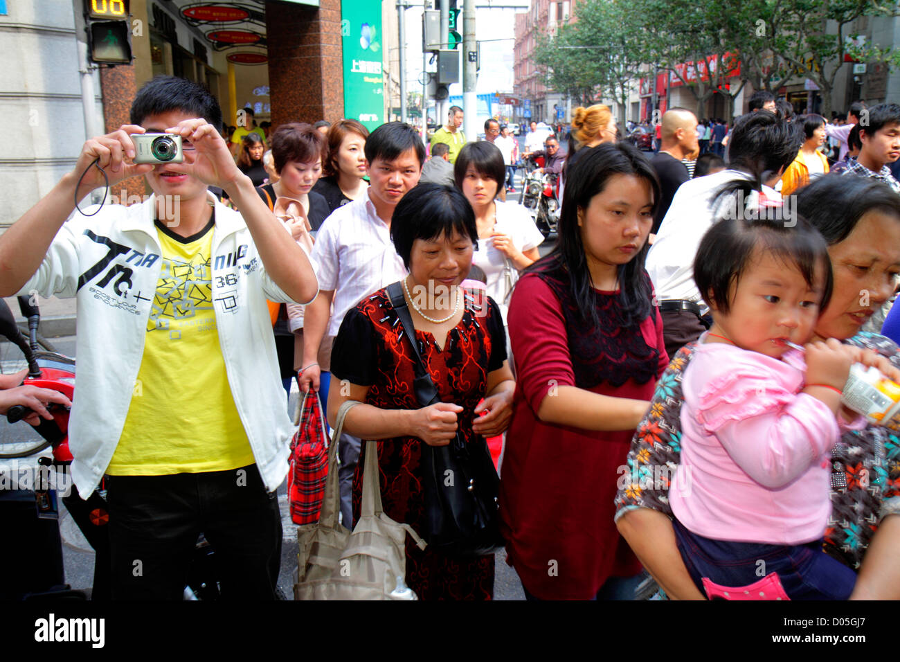 Chinese girls in shanghai street hi-res stock photography and images ...