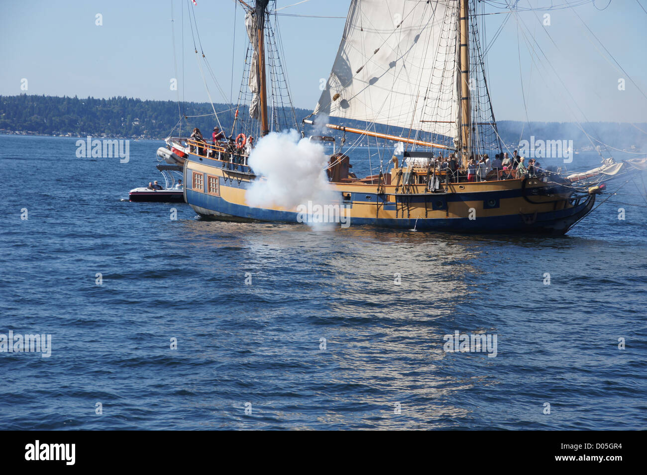 Ship cannon fire hi-res stock photography and images - Alamy