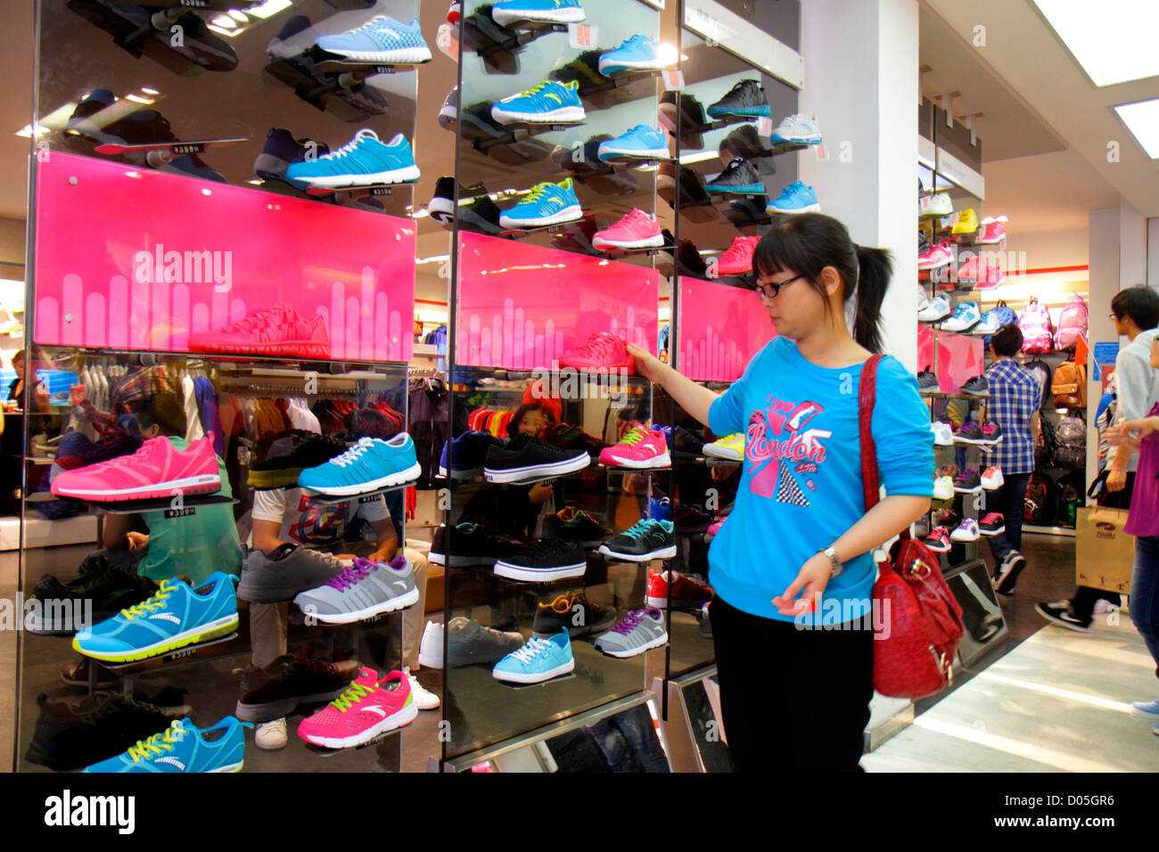Shanghai fashion store on nanjing hi-res stock photography and images ...
