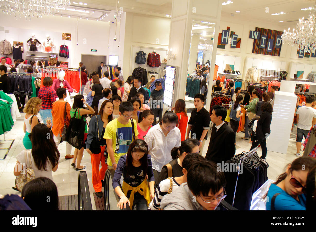 Shanghai fashion store on nanjing hi-res stock photography and images ...