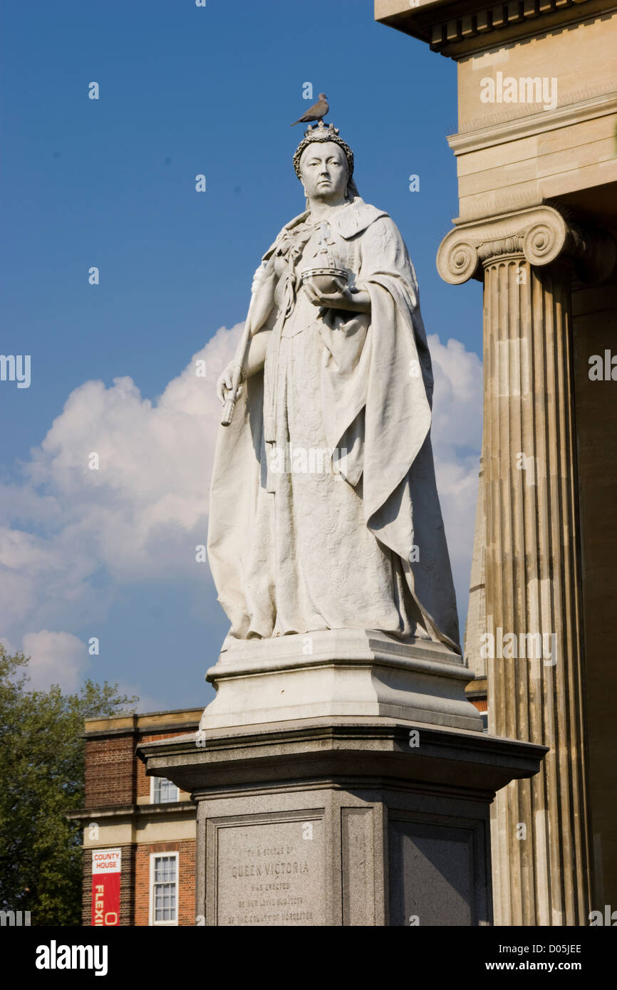 Queen Victoria statue with pigeon Worcester Worcestershire England UK ...