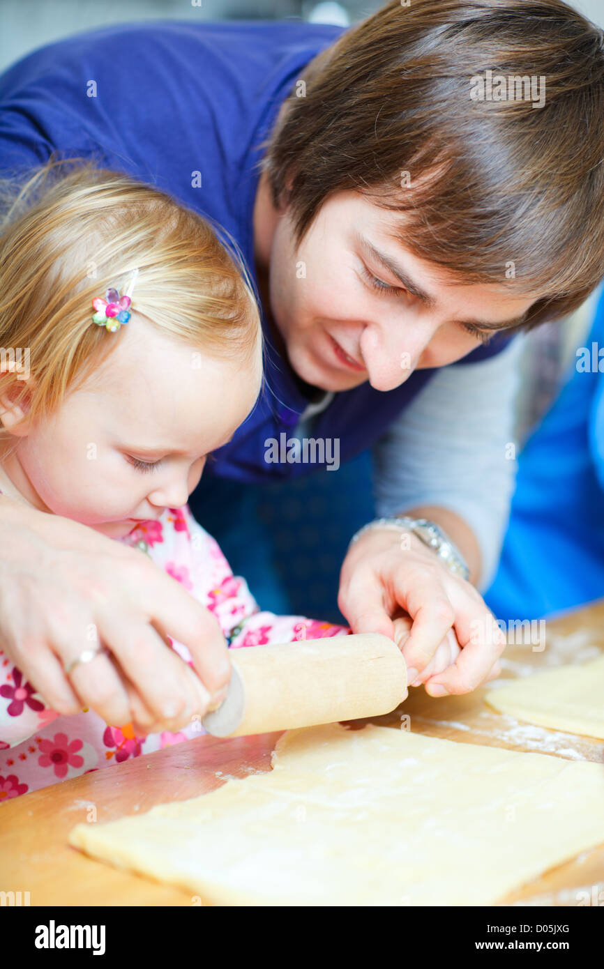 Father baking together with his daughter Stock Photo - Alamy