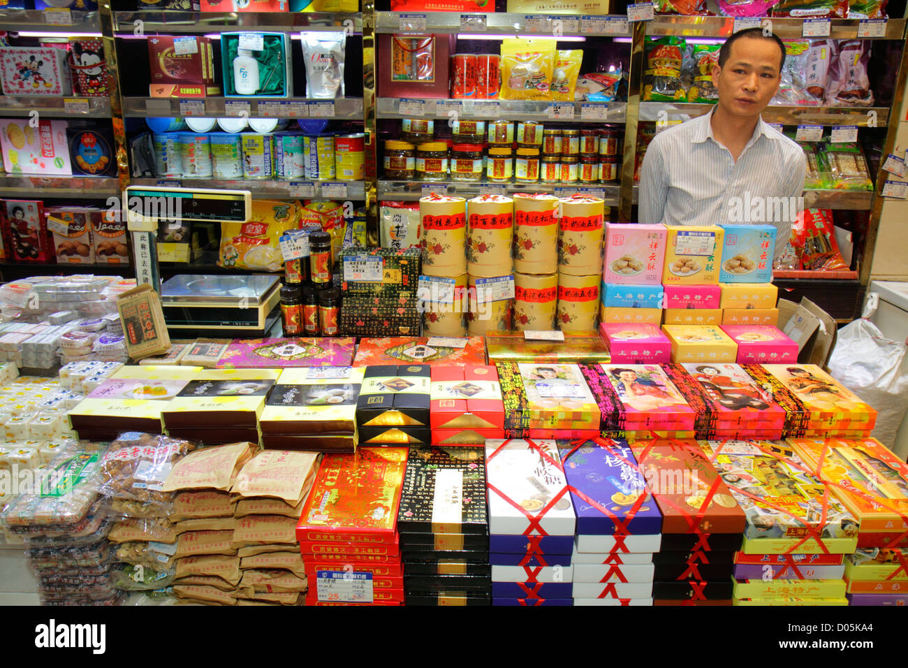Asian man making candy hi-res stock photography and images - Alamy