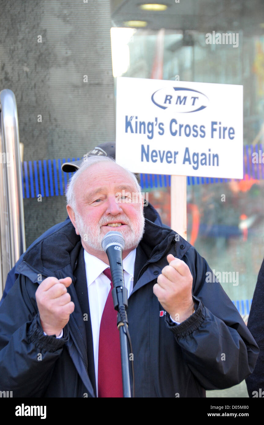 Kings cross fire 1987 hi-res stock photography and images - Alamy