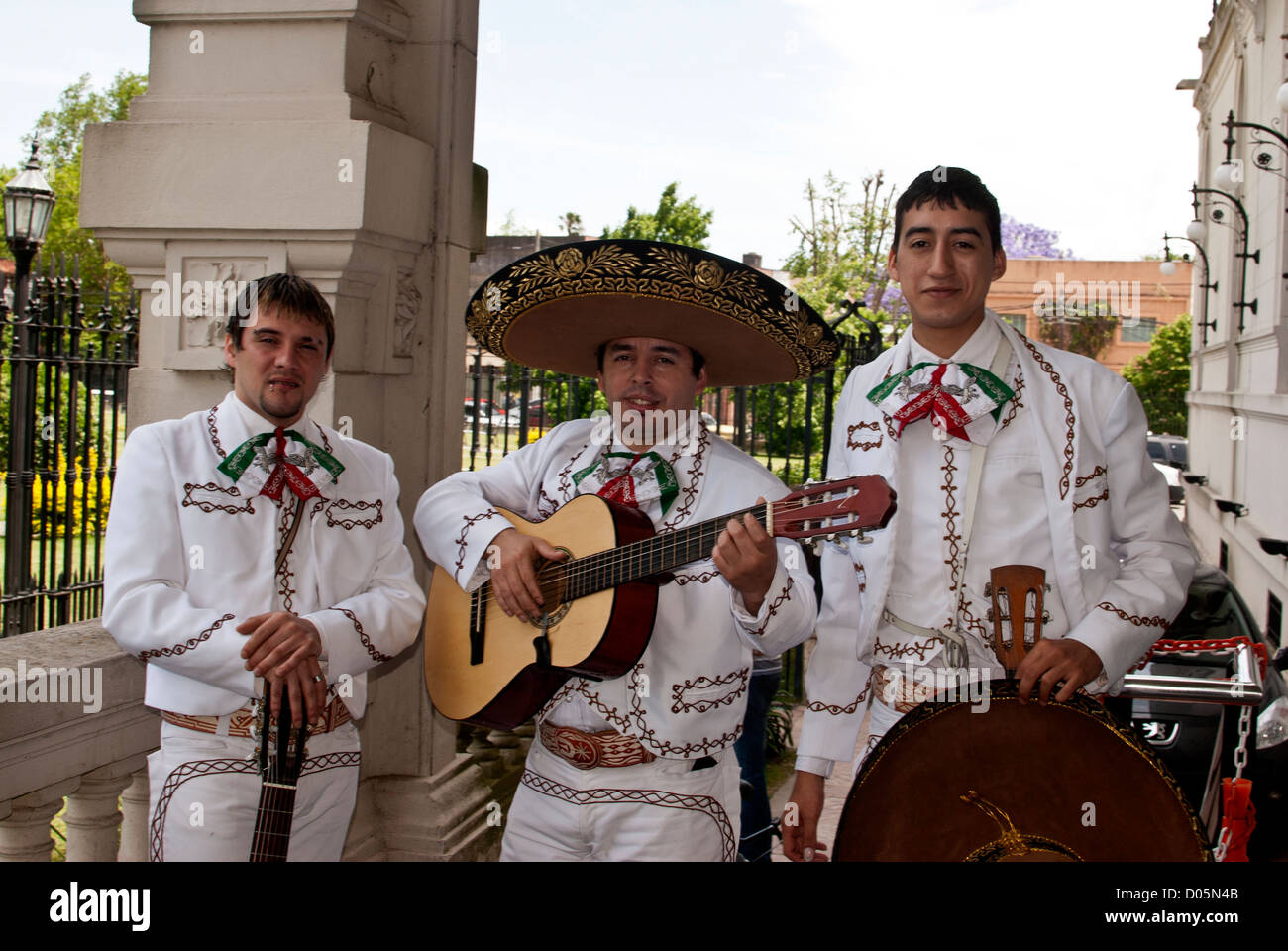 Mariachi play mexican music hi-res stock photography and images - Alamy