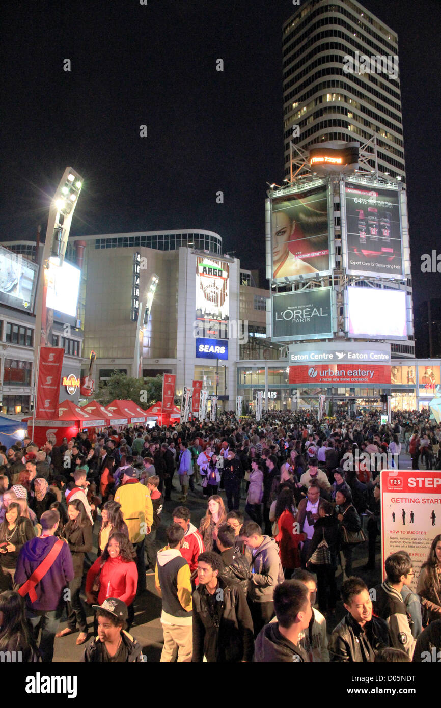Dundas square toronto night hi-res stock photography and images - Alamy