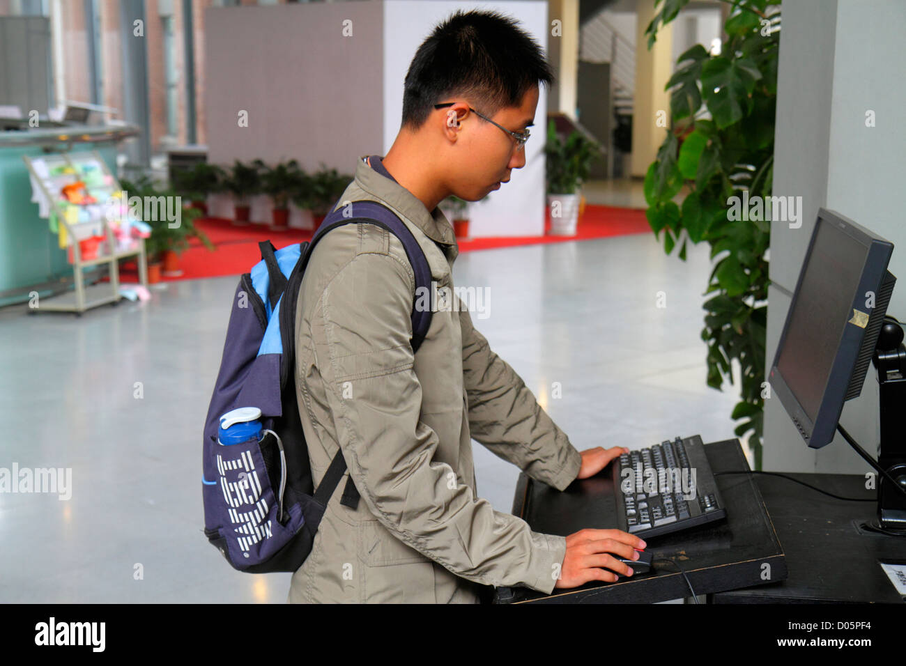 Chinese woman and child shanghai hi-res stock photography and images ...
