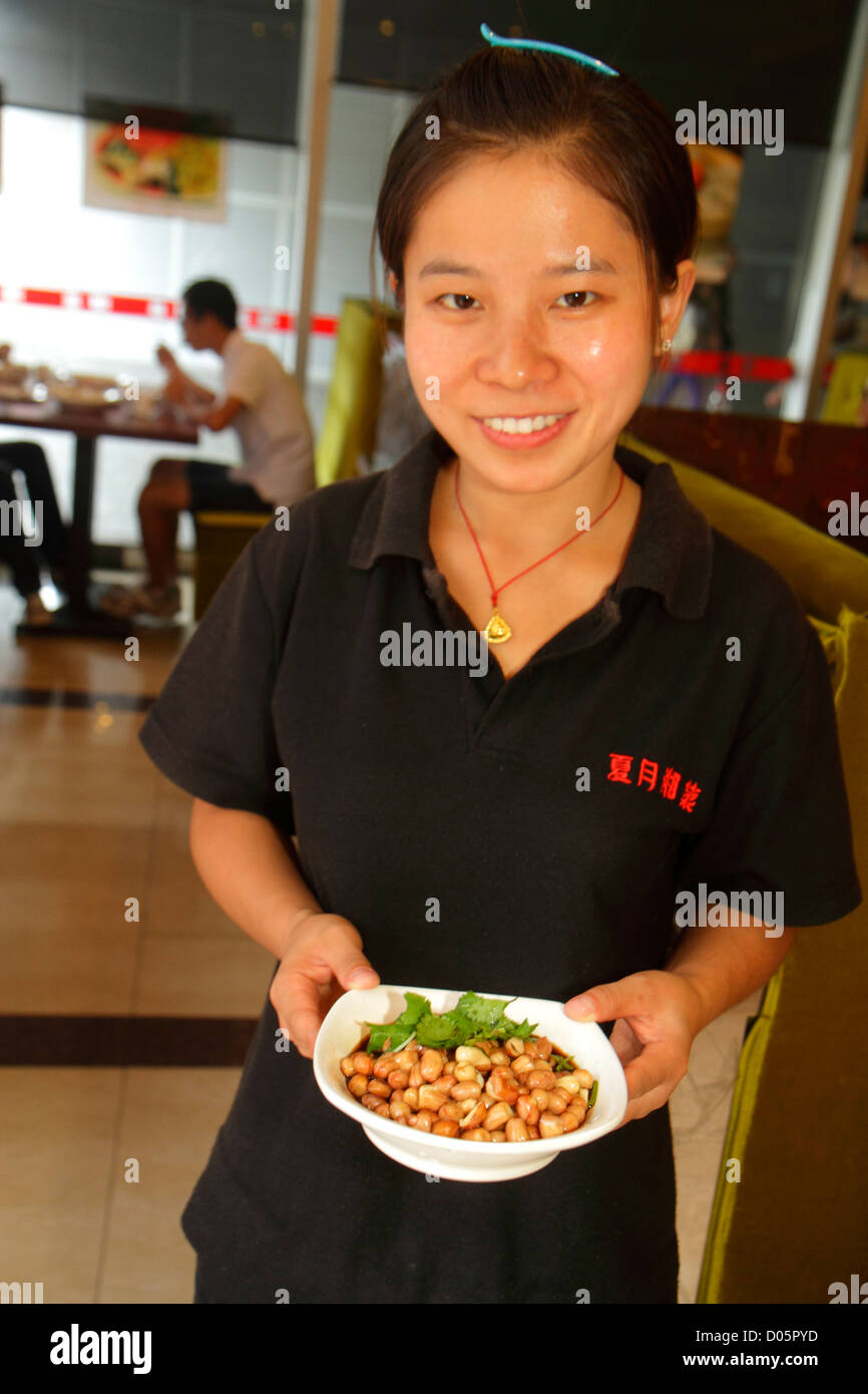 China shanghai chinese restaurant workers hi-res stock photography and ...