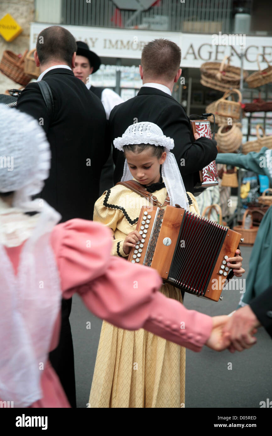 Traditional French Musicians and Dancers at Fontenay Le compte market ...