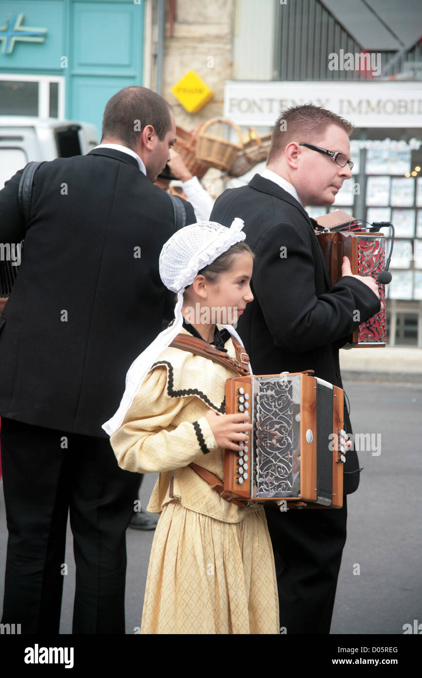 Traditional French Musicians and Dancers at Fontenay Le compte market ...