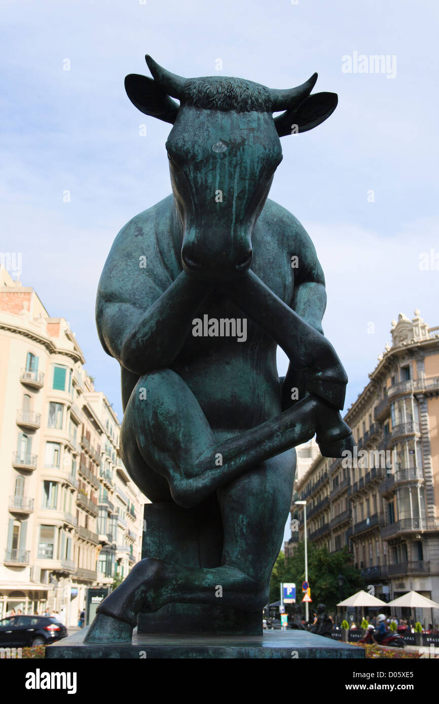 Barcelona bull sculpture hi-res stock photography and images - Alamy