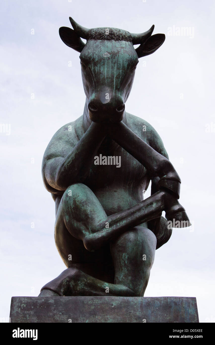 Barcelona bull sculpture hi-res stock photography and images - Alamy