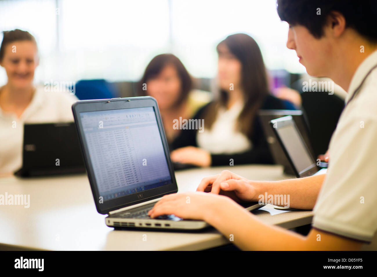 School classroom uk hi-res stock photography and images - Alamy