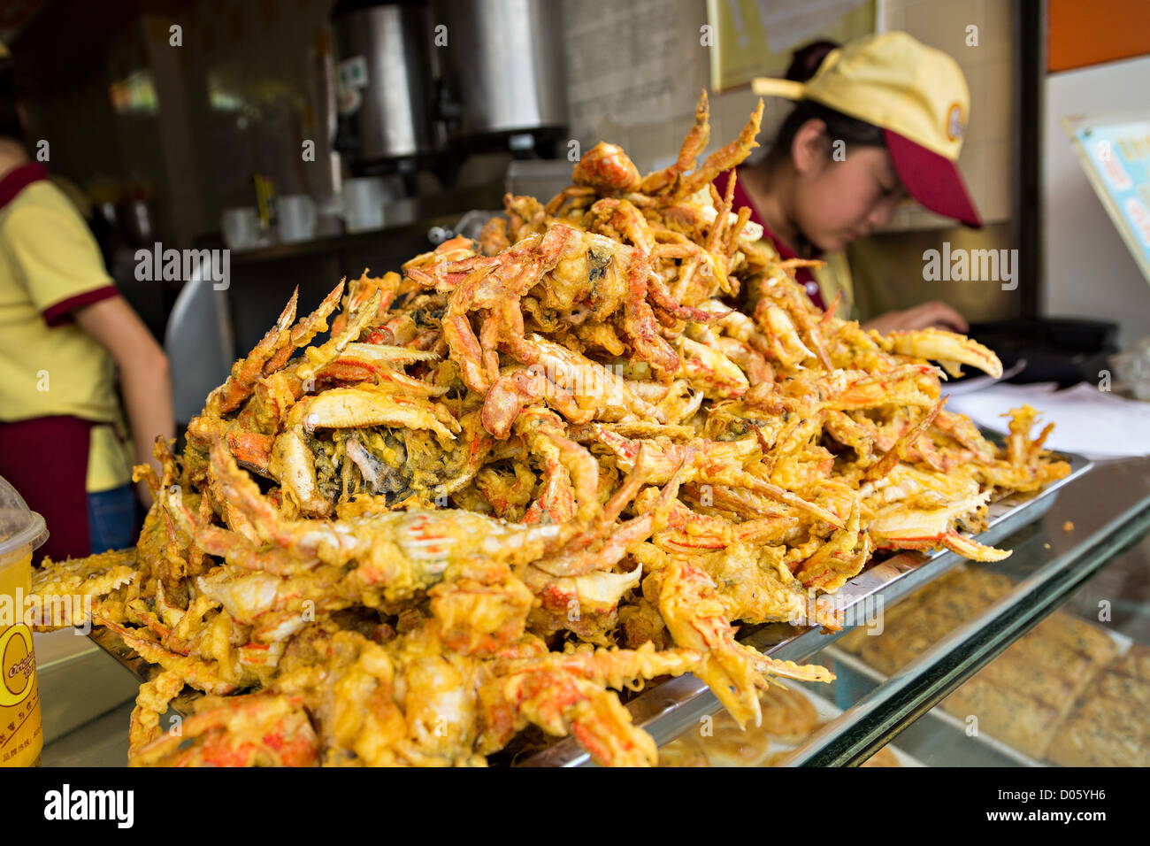 A vendor sells fried crab in Yu Gardens bazaar Shanghai, China Stock ...
