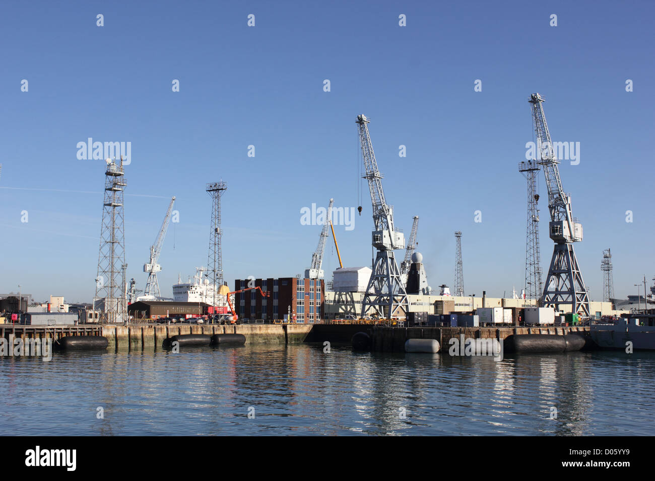 Dockside cranes hi-res stock photography and images - Alamy