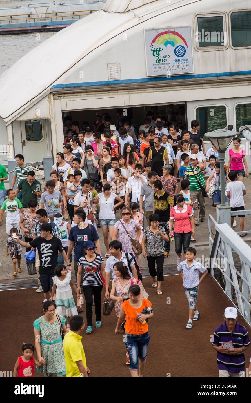 Chinese passengers crowd hi-res stock photography and images - Alamy