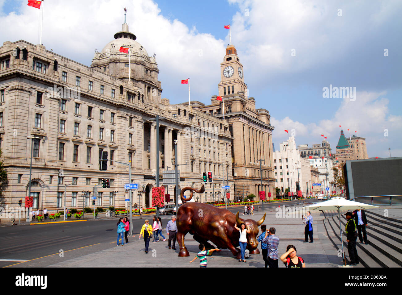 Shanghai the bund people bull hi-res stock photography and images - Alamy