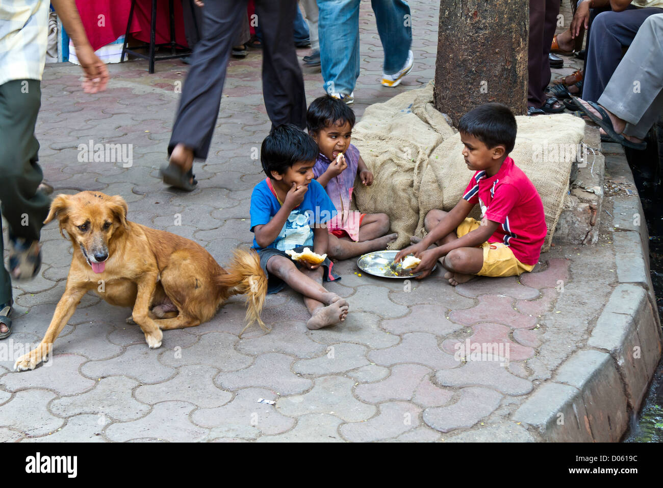 Street Kids eating on a Pavement in Mumbai, India Stock Photo - Alamy