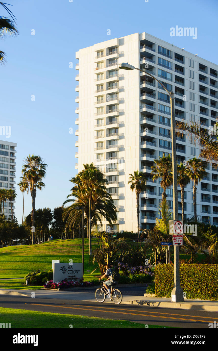 Santa Monica, Los Angeles oceanside resort - apartment block ...