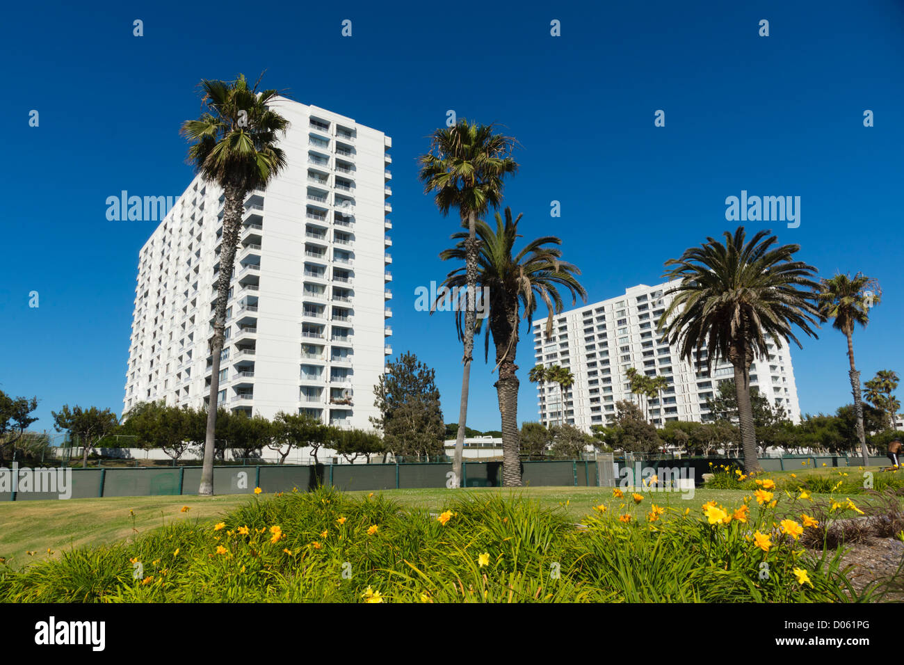 Santa Monica, Los Angeles oceanside resort - apartment block ...