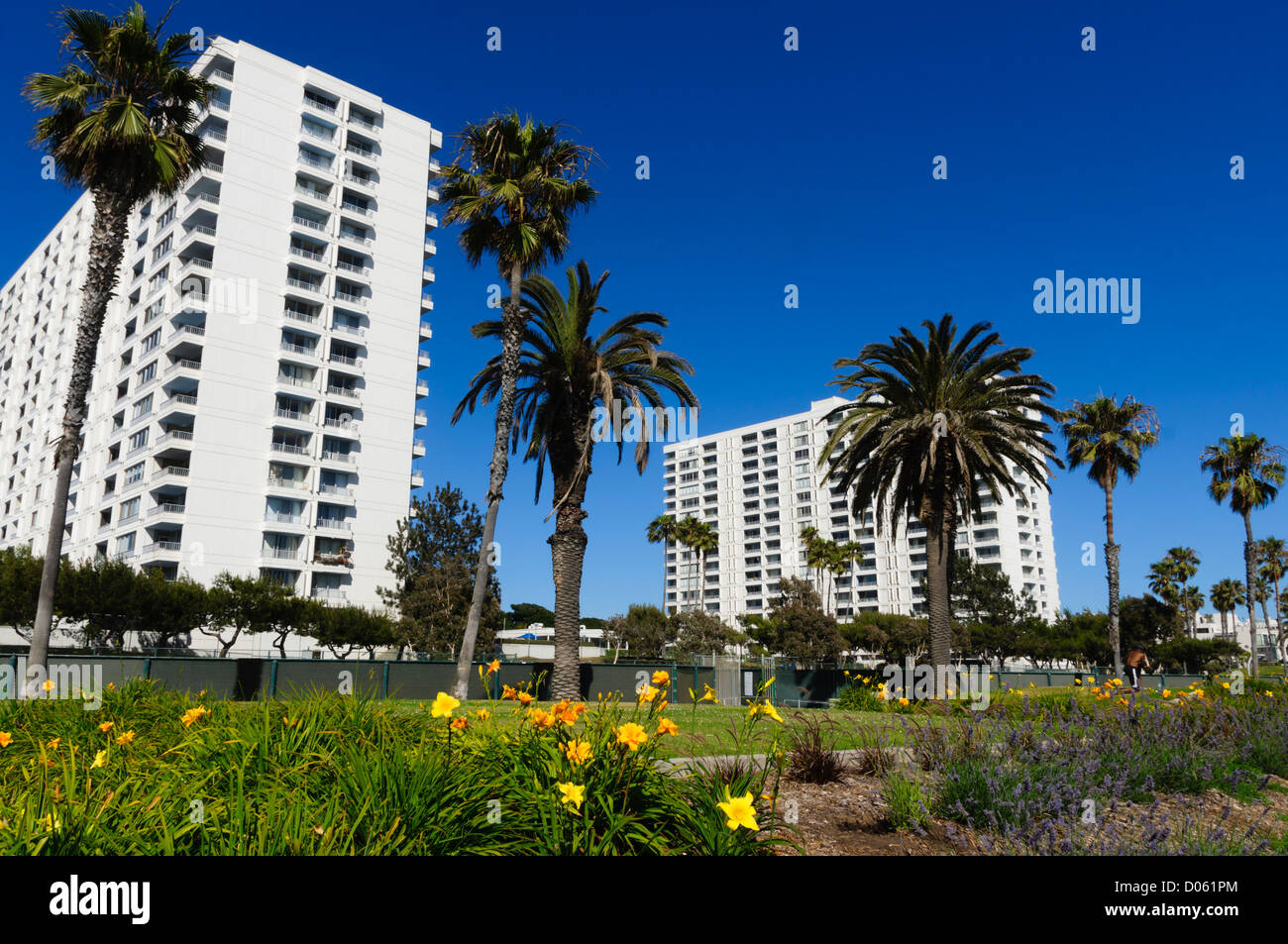 Santa Monica, Los Angeles oceanside resort - apartment block ...