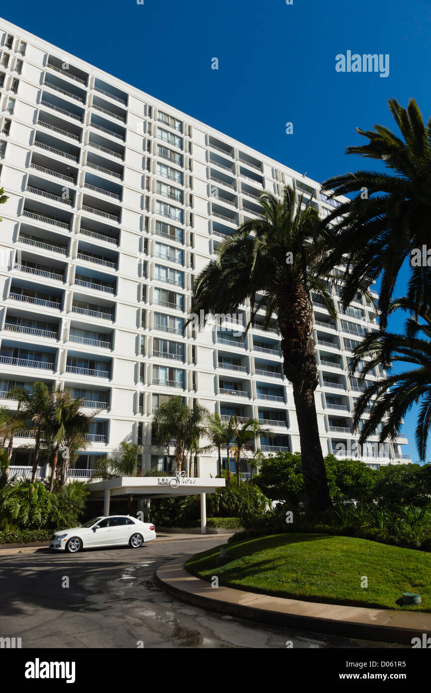Santa Monica, Los Angeles oceanside resort - apartment block ...