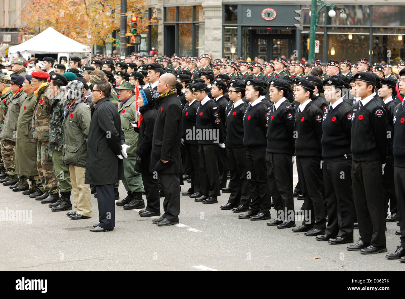 Remembrance day ceremony crowd hi-res stock photography and images - Alamy