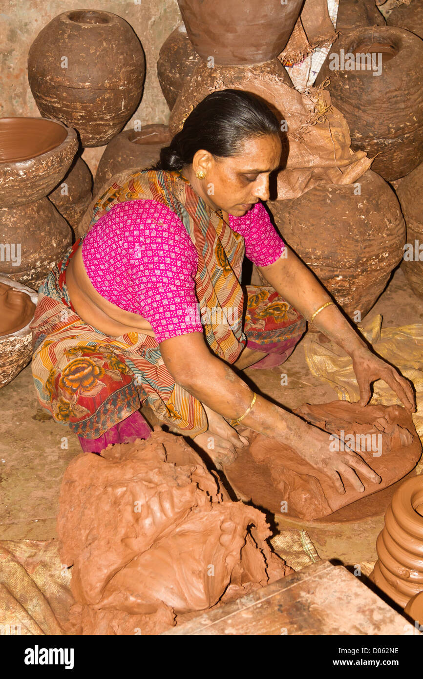 Poor poverty woman mumbai hi-res stock photography and images - Alamy