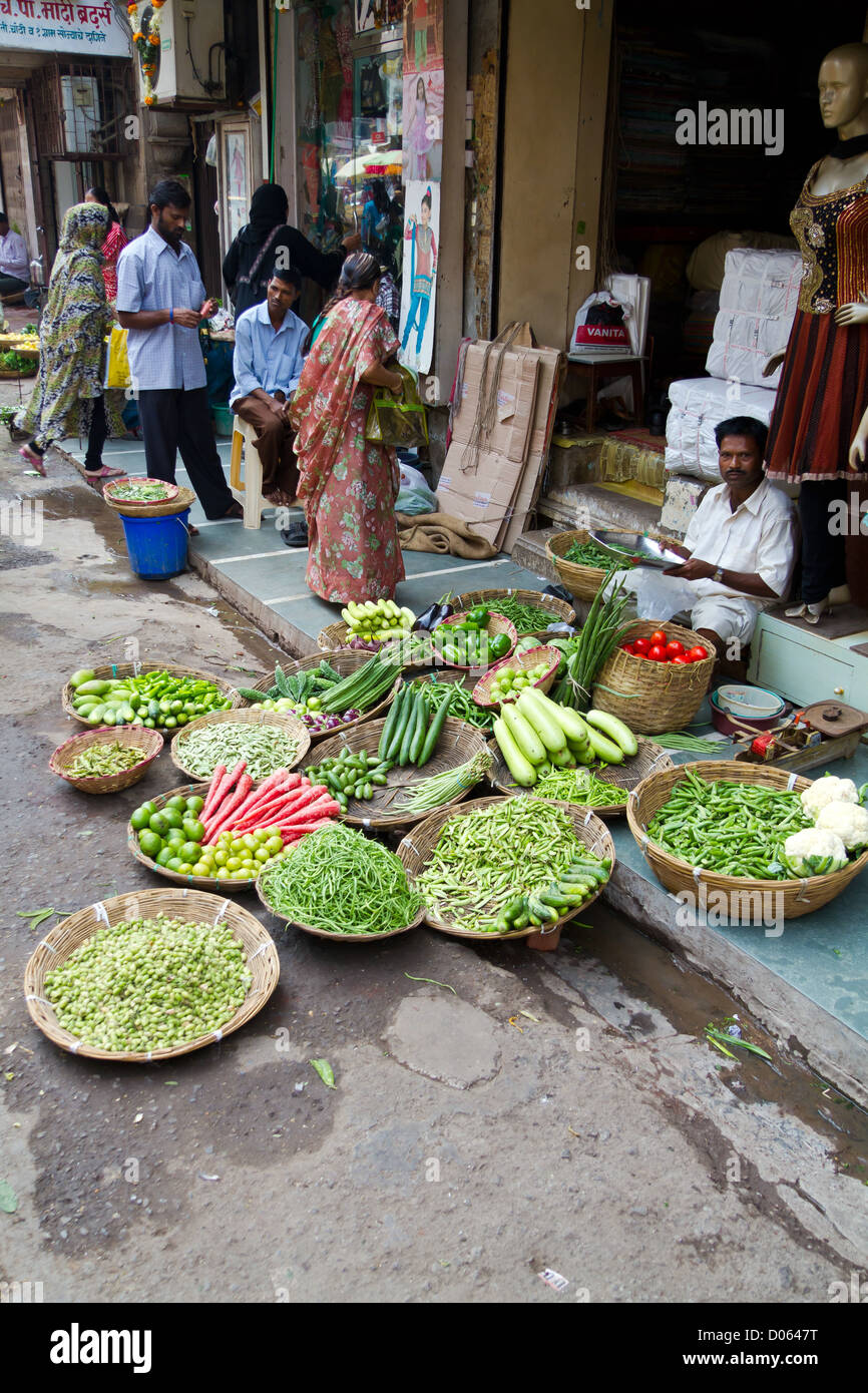 Mumbai market street hi-res stock photography and images - Alamy