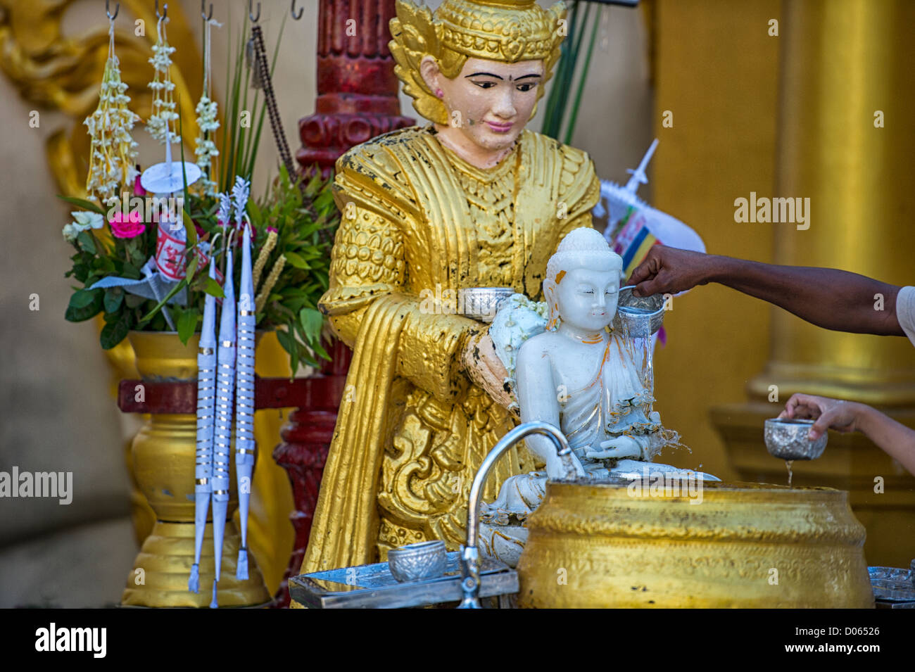 Water pouring statue hi-res stock photography and images - Alamy