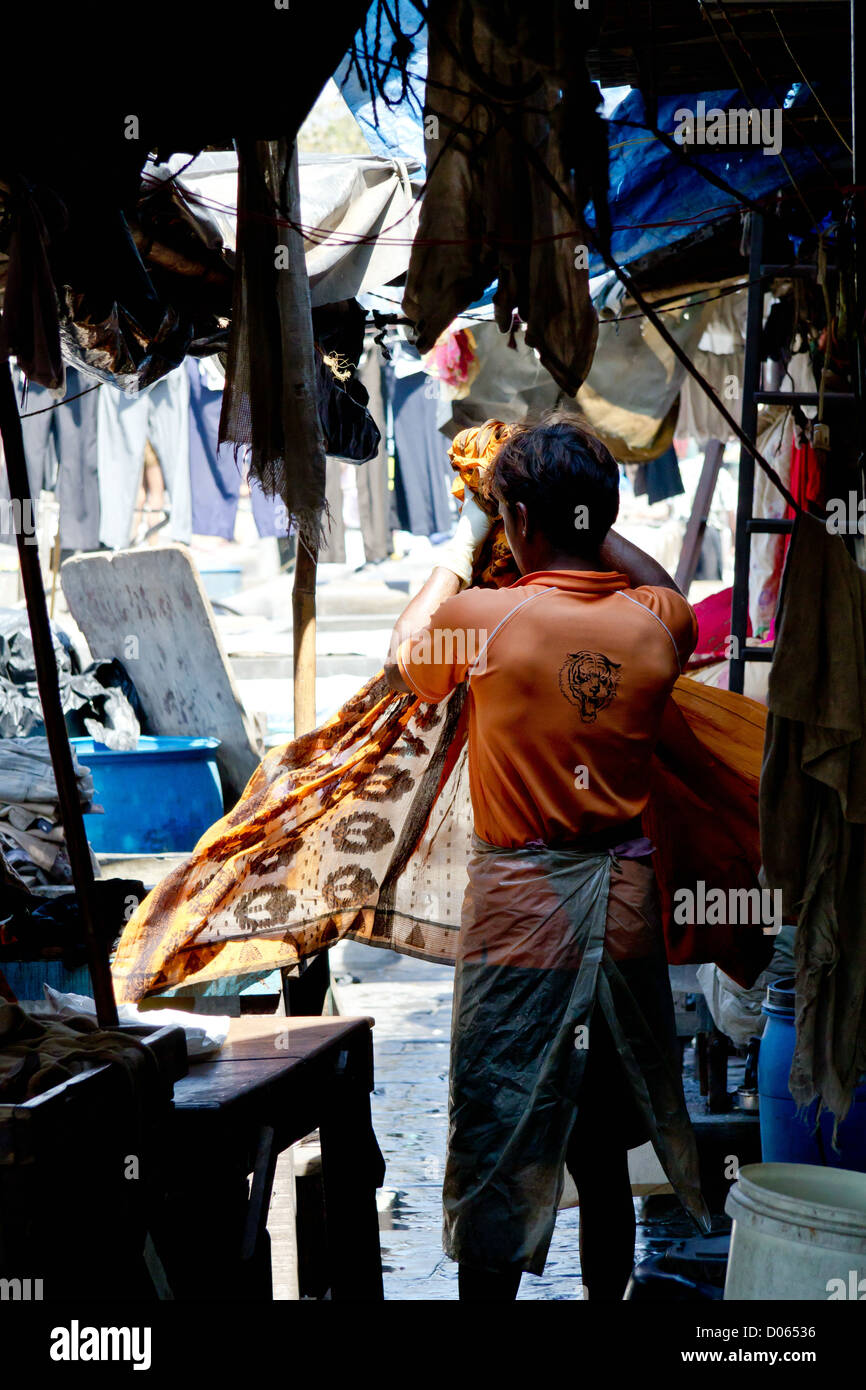 Launderer at Work in the open Air Laundry of Dhobi Ghat in Mumbai ...