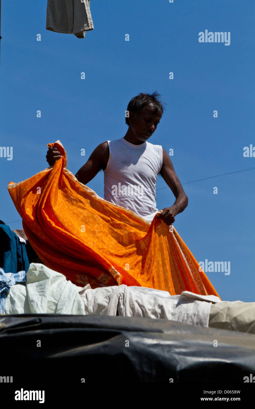 Launderer at Work in the open Air Laundry of Dhobi Ghat in Mumbai ...