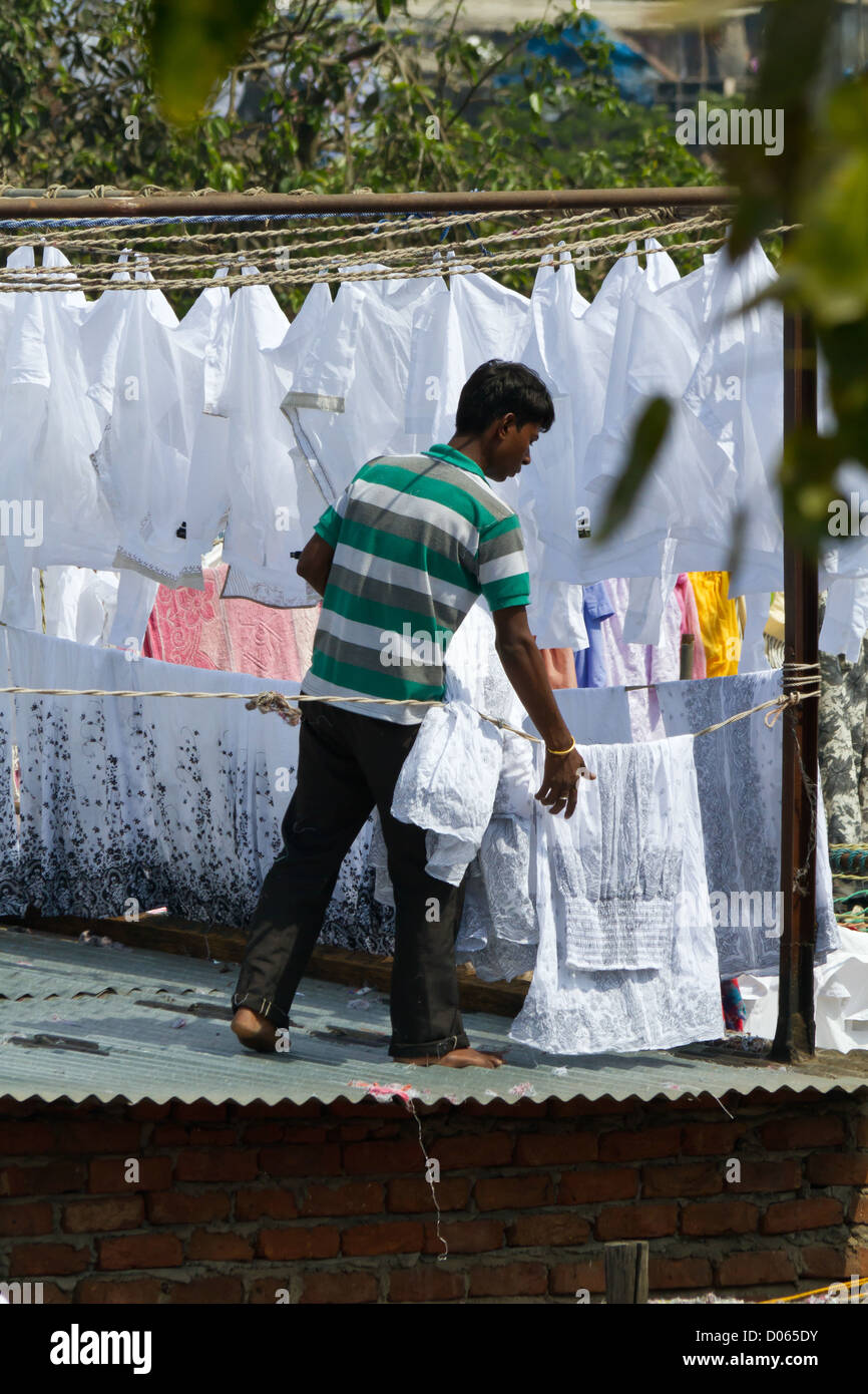 Launderer at Work in the open Air Laundry of Dhobi Ghat in Mumbai ...