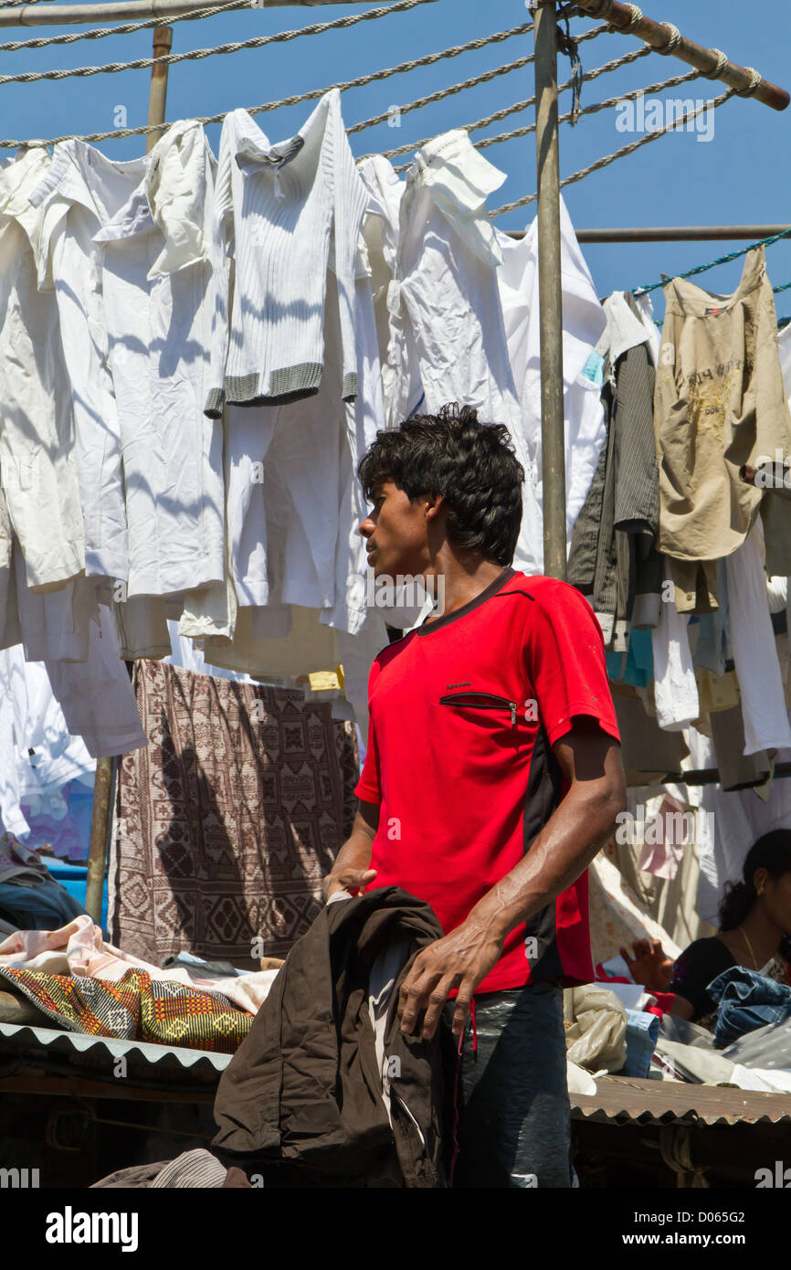 Launderer at Work in the open Air Laundry of Dhobi Ghat in Mumbai ...