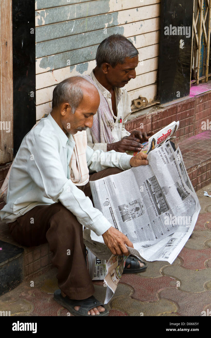 India mumbai newspaper reading hi-res stock photography and images - Alamy