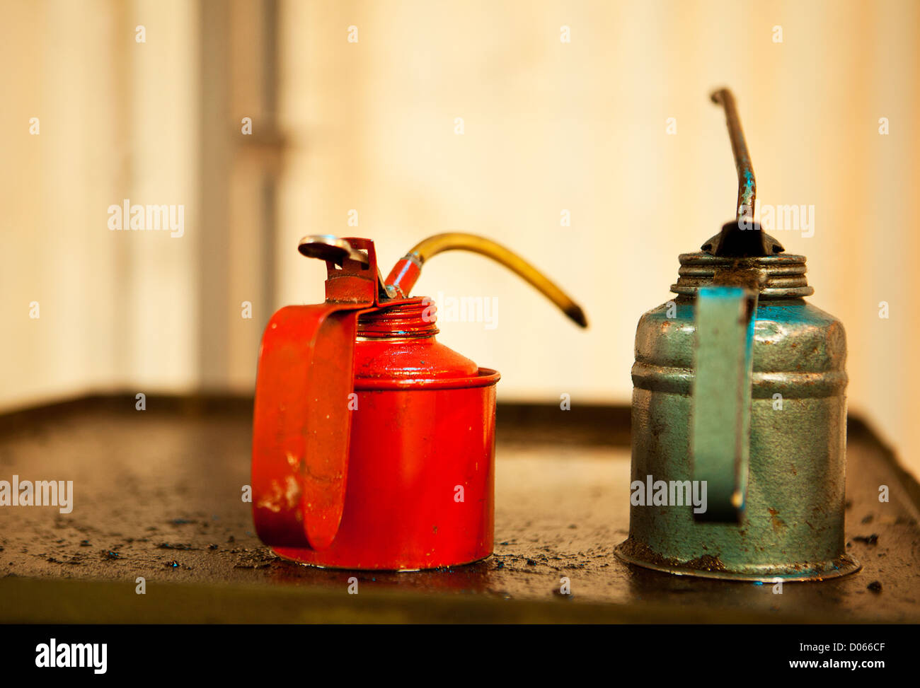 Antique oil cans hi-res stock photography and images - Alamy