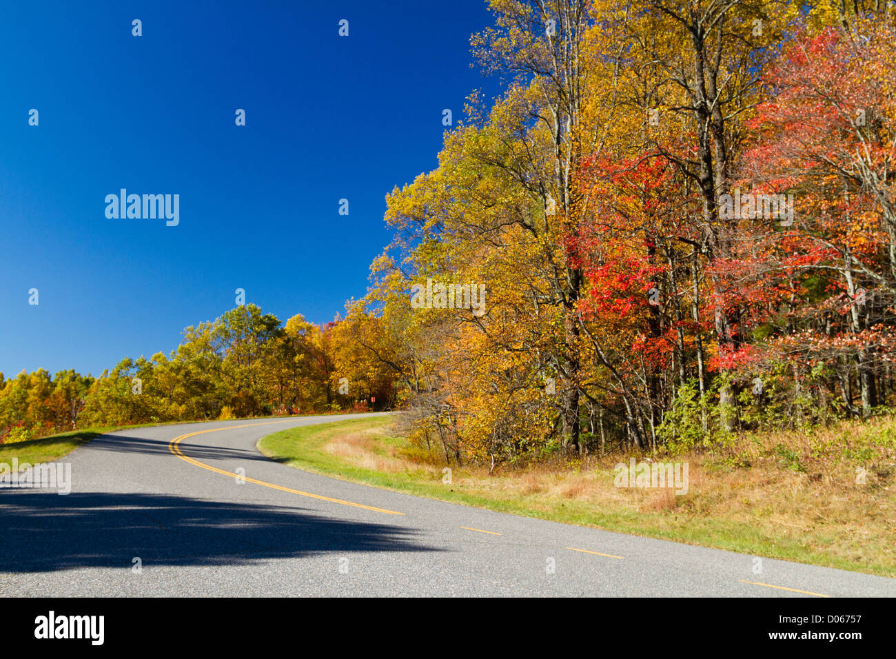 Blue ridge parkway road north hi-res stock photography and images - Alamy