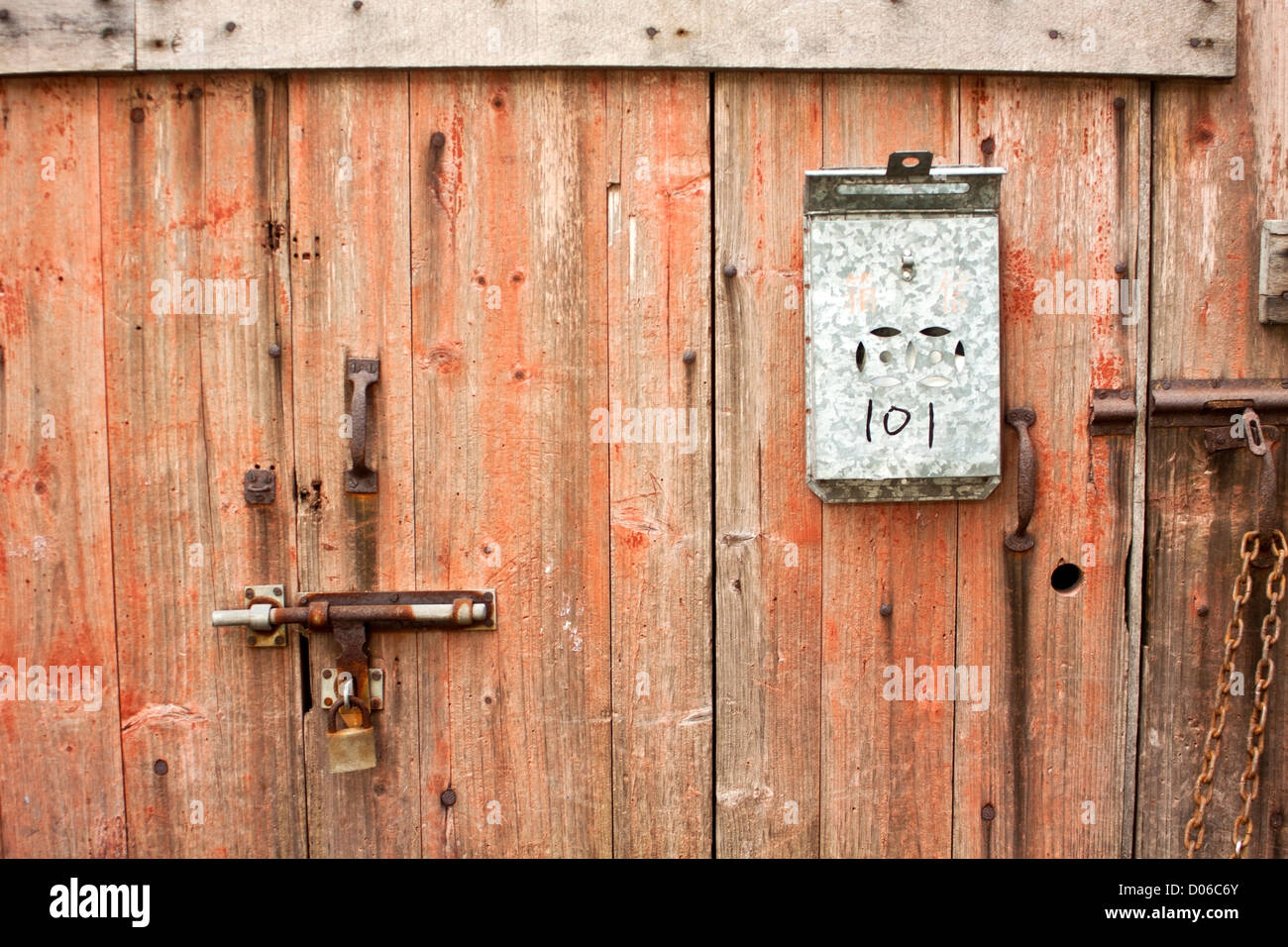 Traditional chinese door design door hi-res stock photography and ...