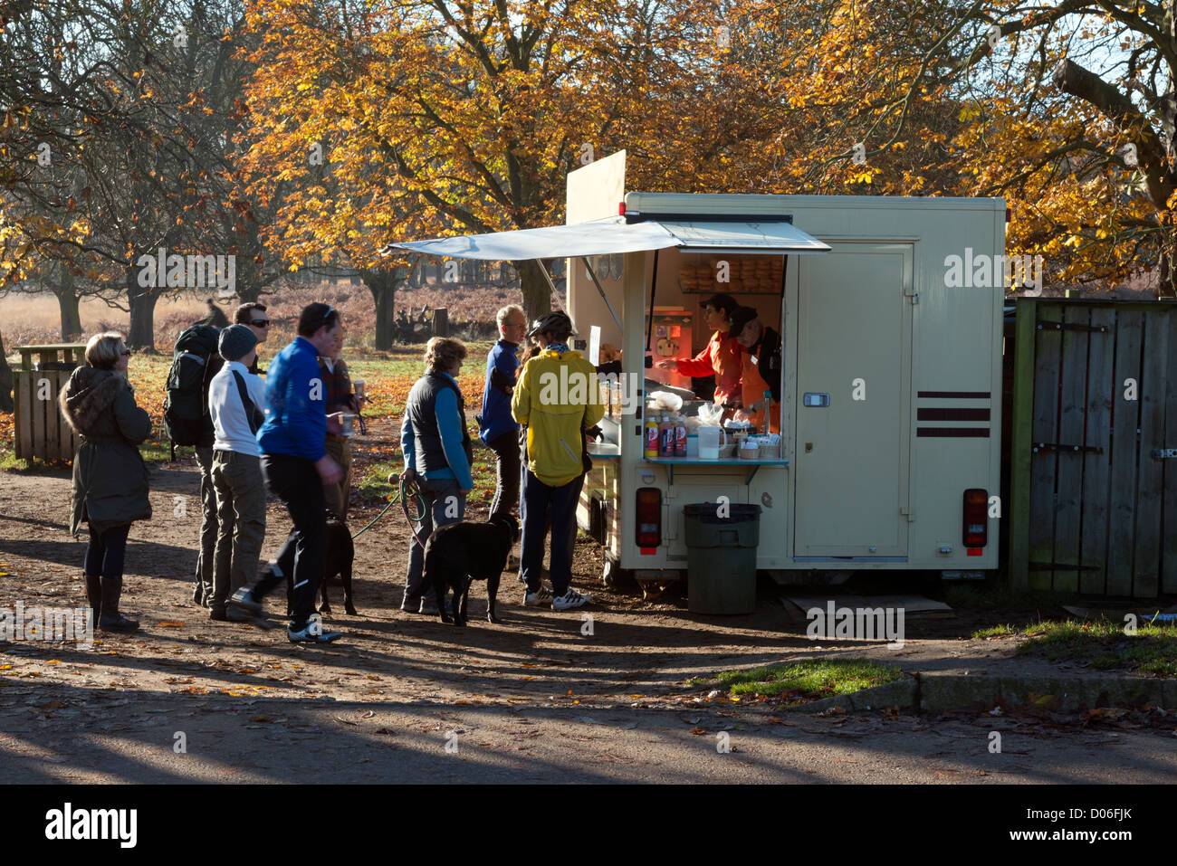 Queue of people hi-res stock photography and images - Alamy