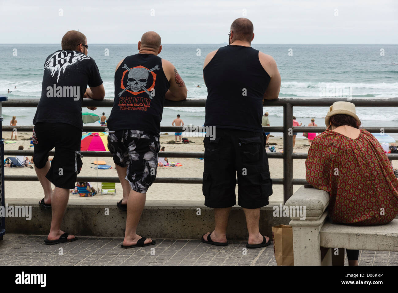 Pacific Beach, San Diego - bikers look at the beach Stock Photo - Alamy