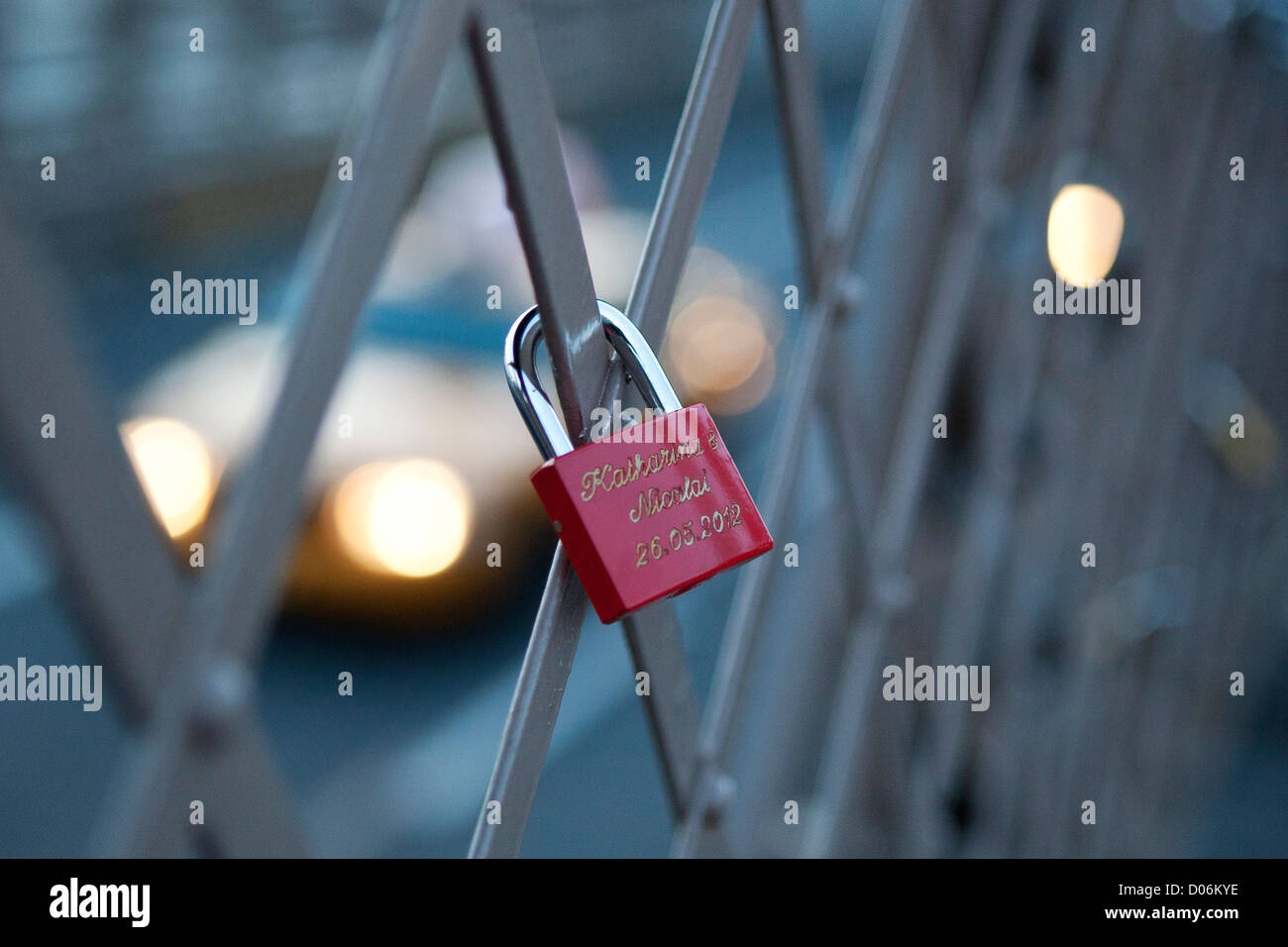 Love lock bridge brooklyn hi-res stock photography and images - Alamy