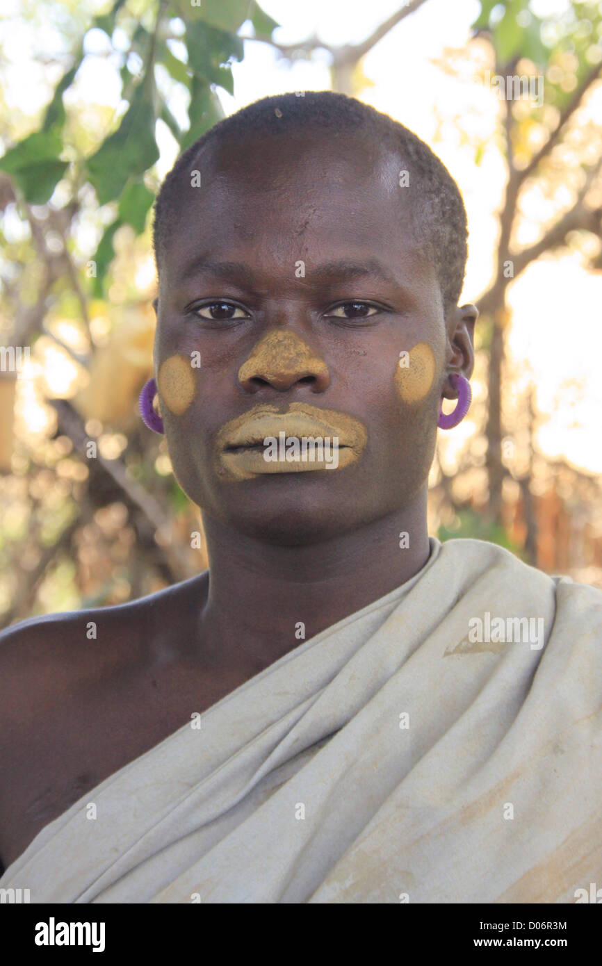 frica, Ethiopia, Debub Omo Zone, Mursi tribesmen. A warrior Stock Photo ...