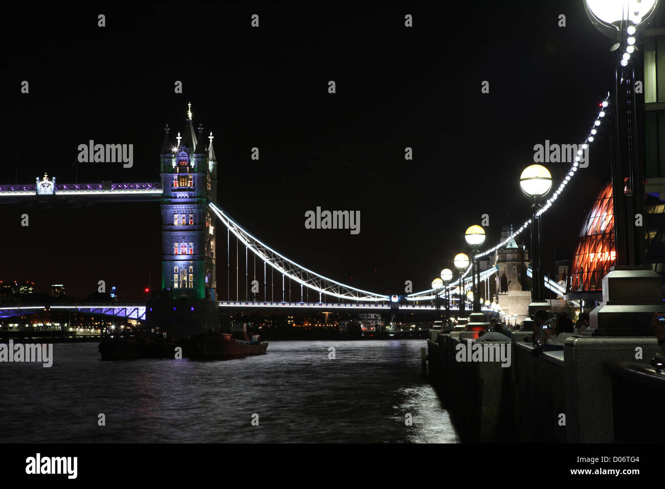 London embankment at night hi-res stock photography and images - Alamy