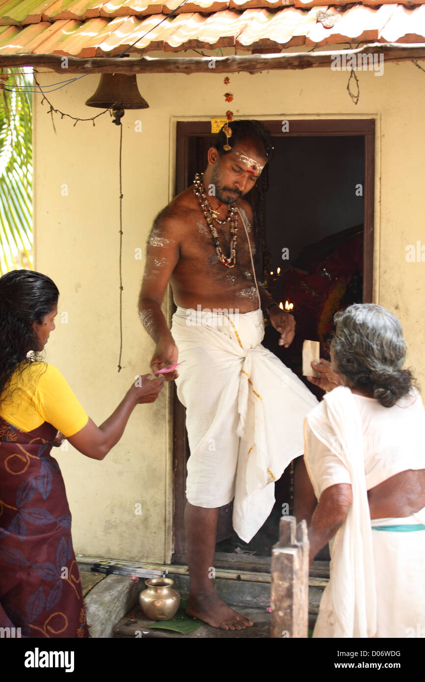 Hindu priest in traditional clothing hi-res stock photography and ...