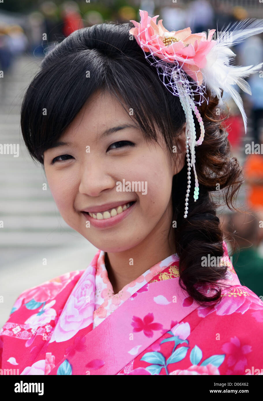 Young cute woman in traditional japanese costume, Kiyomizu-dera Temple ...