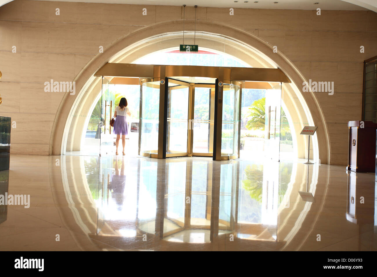Round door hi-res stock photography and images - Alamy