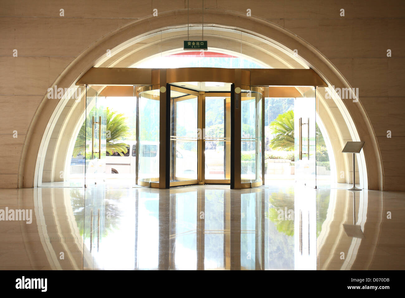 Office windows walkway corridor hi-res stock photography and images - Alamy